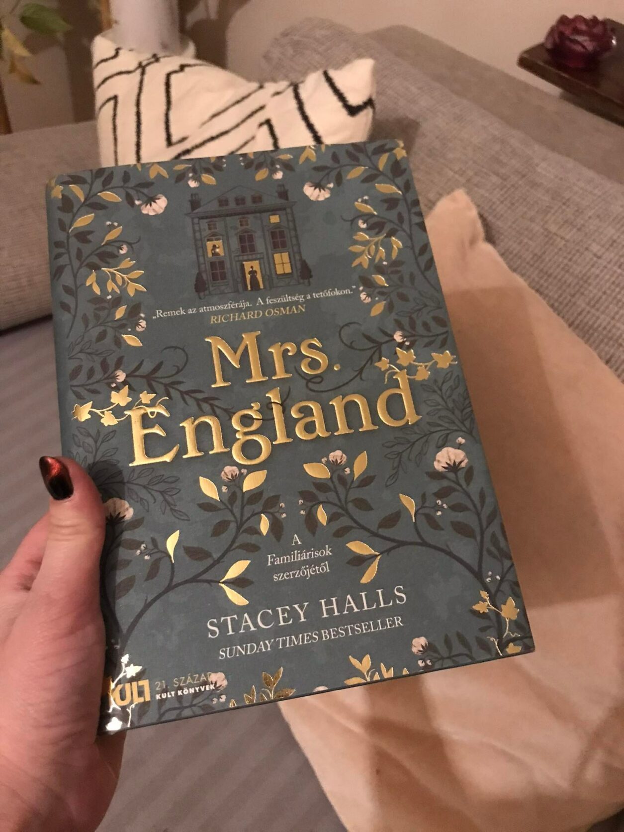 Stacey Halls: MRS.ENGLAND - edeskiskonyvkritikak.hu