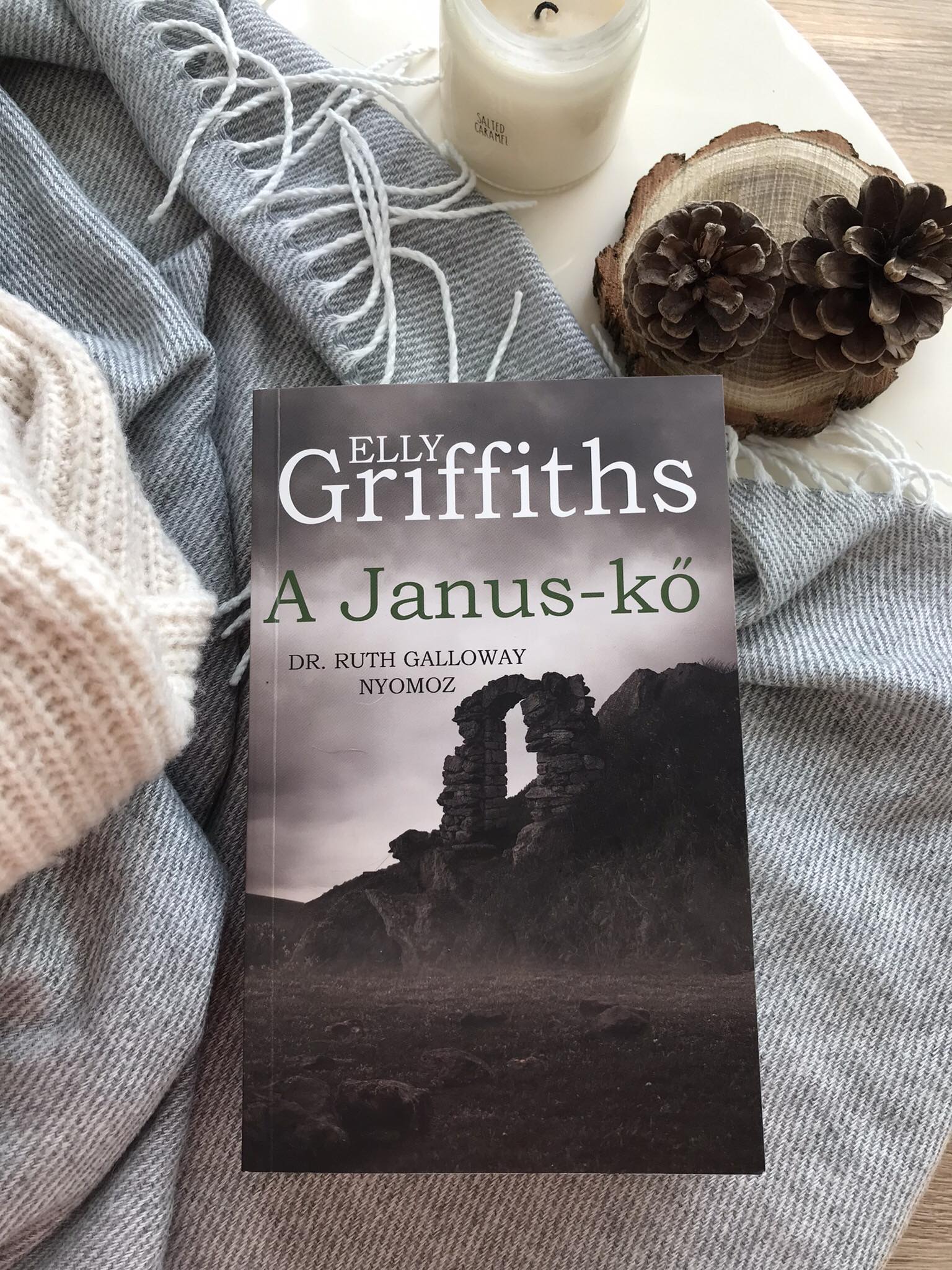ELLY GRIFFITHS: A Janus-kő (Dr. Ruth Galloway nyomoz 2 ...